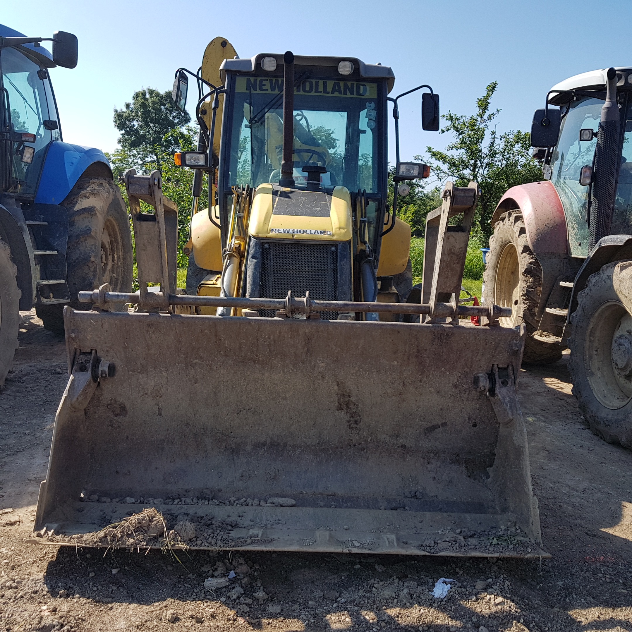 Utilaj constructii buldoexcavator New Holland LB90 - Afaceri in agricultura